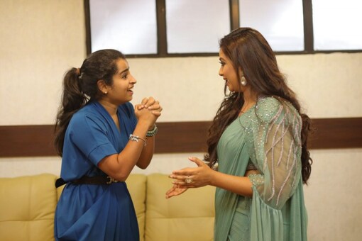 Watch: Super Singer 7 Fame Sivaangi Krishnakumar's Fangirl Moment With ...