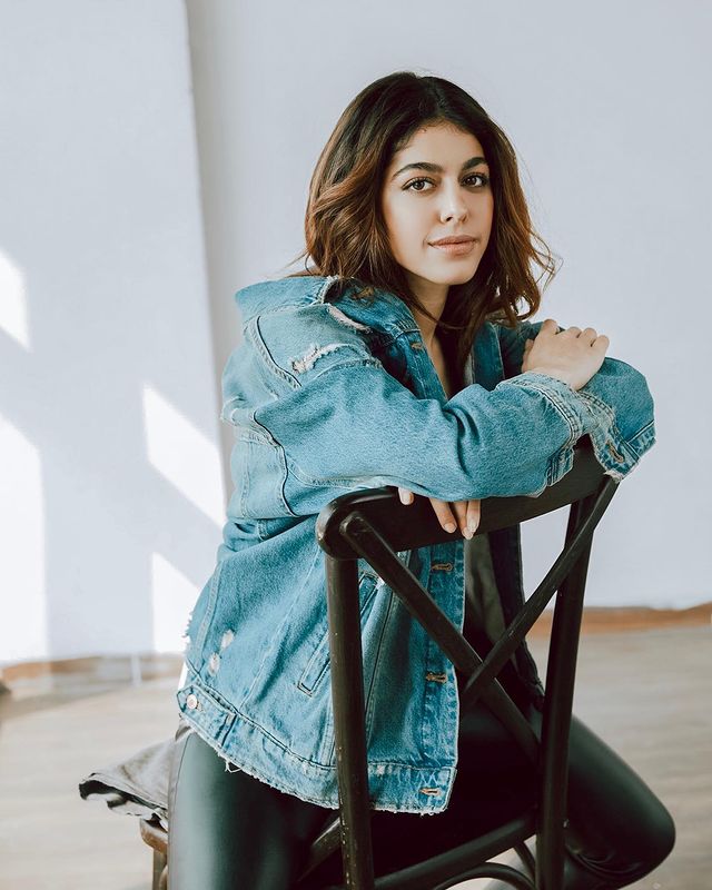 Alaya F Serves Stylish Looks In Blue Denims And White Crop Top, Check ...