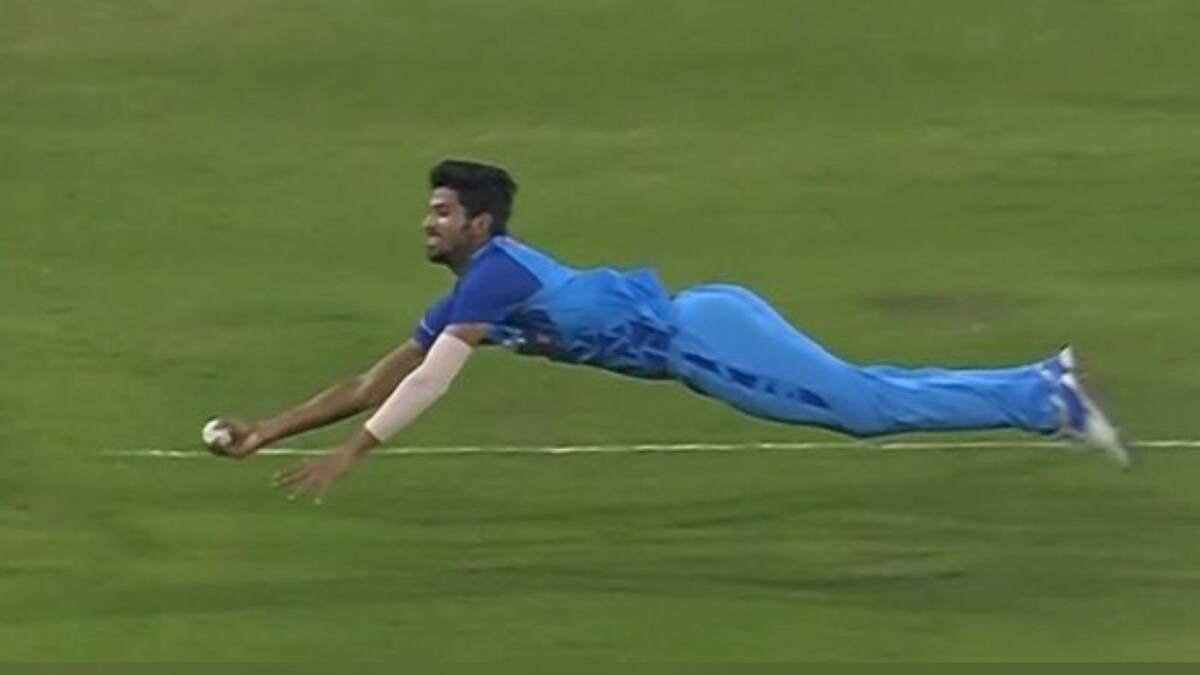 IND vs NZ 1st T20I: Sundar's One-handed Flying Catch Stuns New Zealand ...