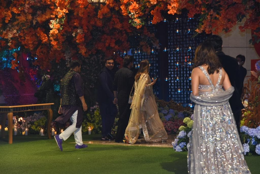 Uorfi Javed, Katrina Kaif, Malaika Arora, Shah Rukh Khan, Deepika ...