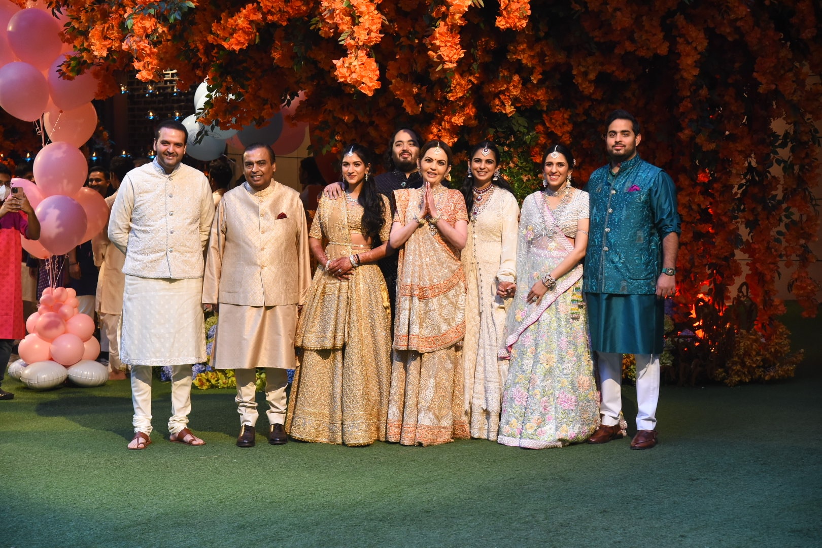 Uorfi Javed, Katrina Kaif, Malaika Arora, Shah Rukh Khan, Deepika ...