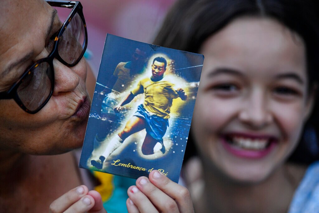 Brazilians Mourn Pele at the Stadium Where He Got His Start - In Pics ...