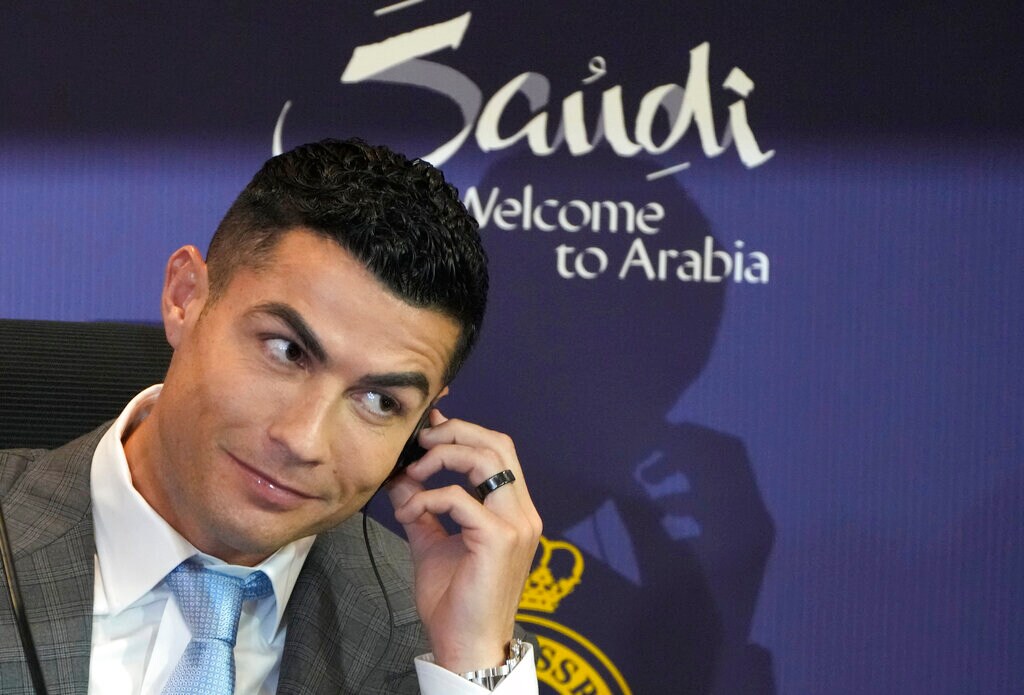 Vamos CR7! Cristiano Ronaldo Unveiled as Al Nassr Player - In Pics - News18