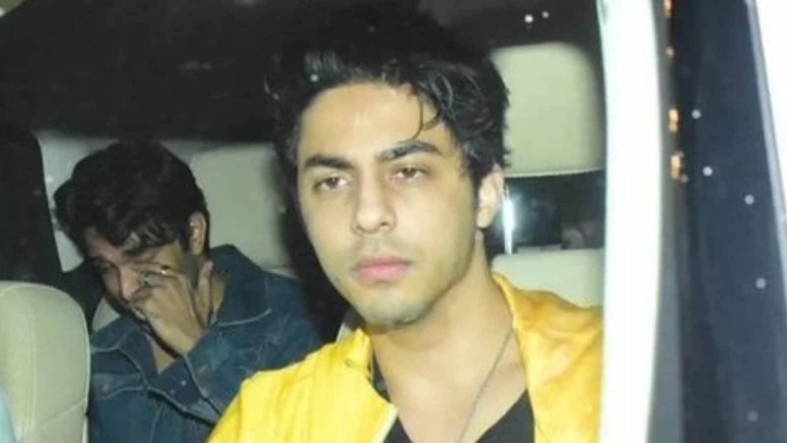 Aryan Khan Parties With Friends in Dubai on New Year; Shah Rukh Khan ...