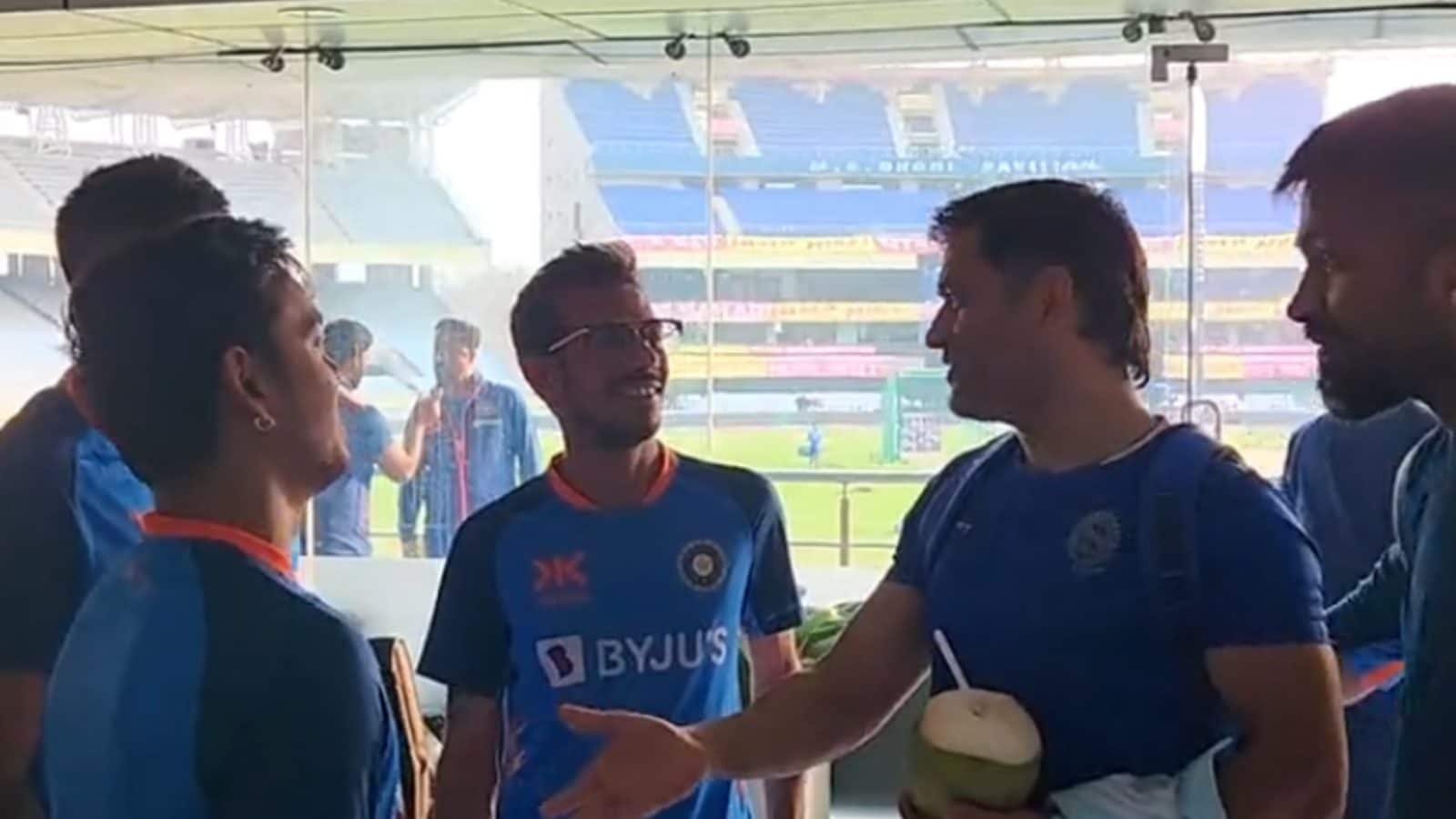Watch: MS Dhoni Visits Indian Team in Ranchi, Players And Support Staff ...