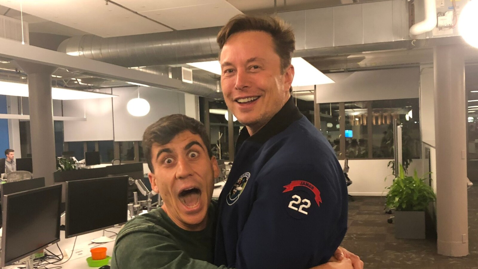 Elon Musk Finally Hugs Super-Fan YouTuber Who Camped Outside Twitter HQ ...