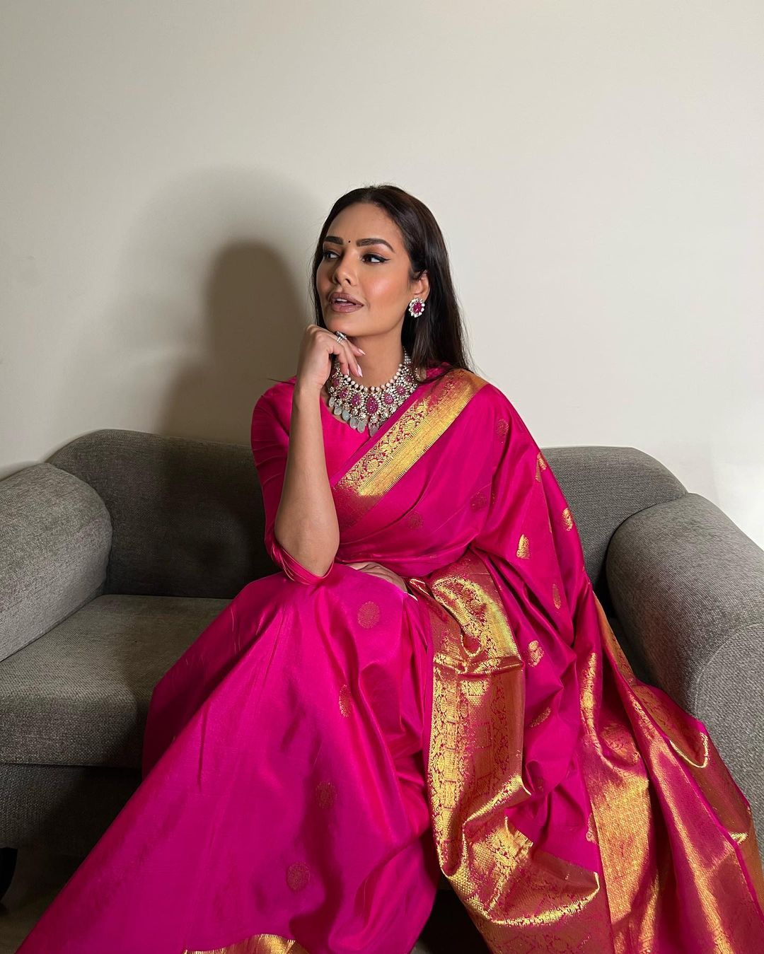 Esha Gupta Is A Sight For Sore Eyes In Elegant Black Saree, Check Out ...