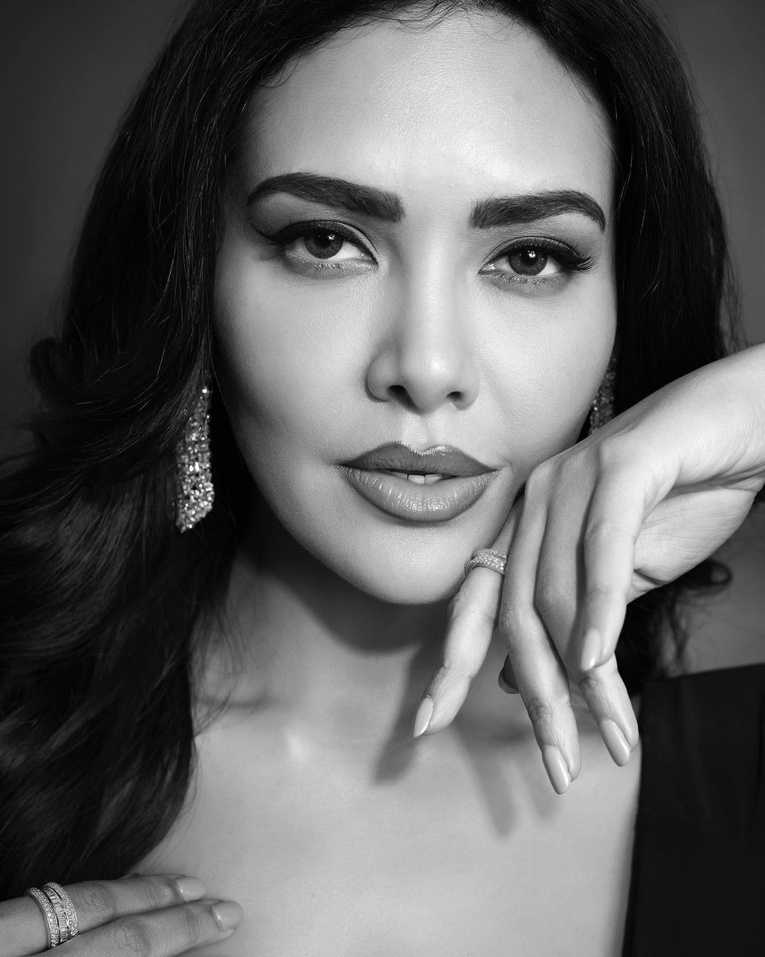 Esha Gupta Sends Internet Into A Tizzy With Latest Monochrome Photos ...