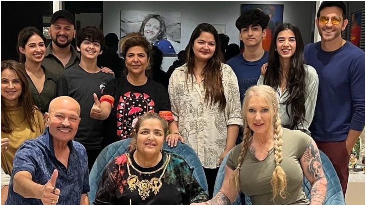 Hrithik Roshan, Saba Azad Join Family to Celebrate Sister Sunaina ...