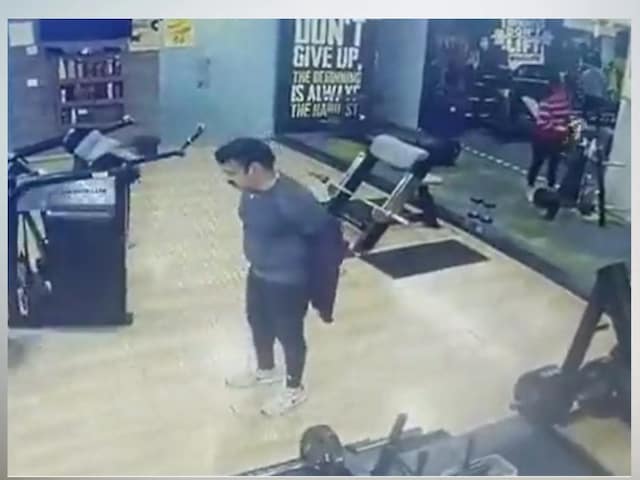 Restaurateur Dies During Workout at Gym in Indore, Moment of Collapse ...