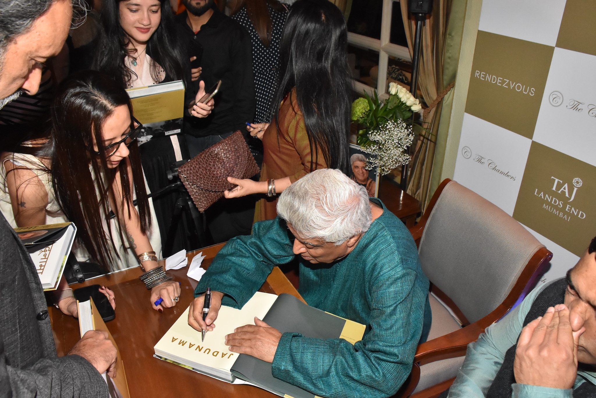 Tabu, Farhan Akhtar, Farah Khan, Zoya Akhtar, Urmila Matondkar And Other Celebs Attend Javed ...