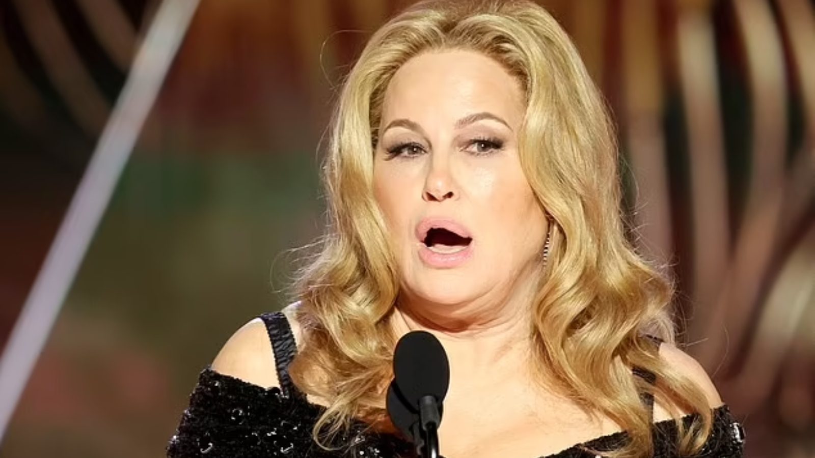 Jennifer Coolidge Makes Hilarious 'Oscar' Blunder While Presenting ...