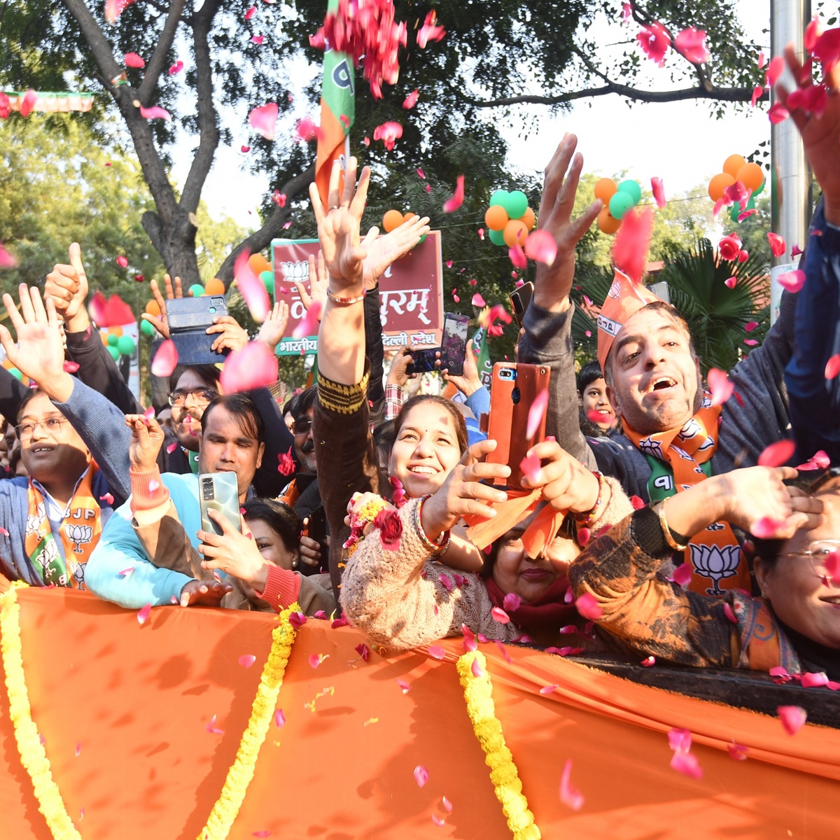 Flowers, Balloons, Waves: PM Modi Greets Massive Crowd At BJP's ...