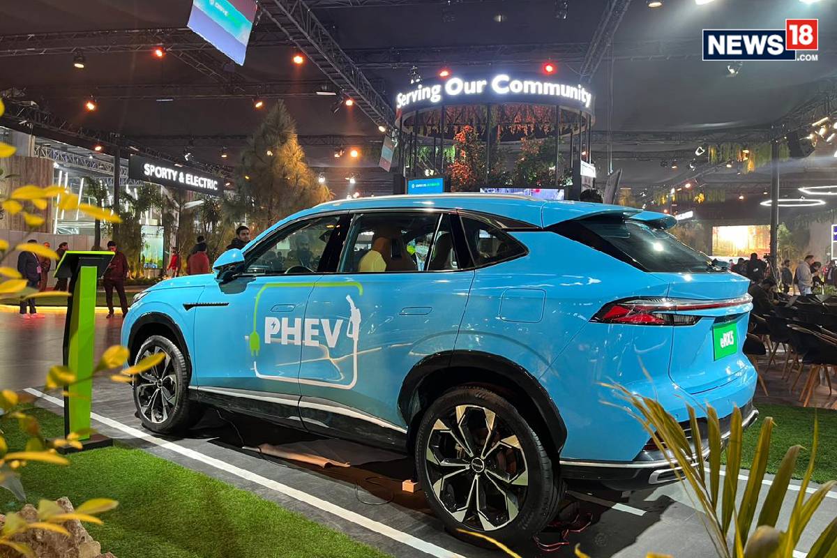 MG eRX5 Electric in Pics: See Design, Interior, Features and More in Detail - News18