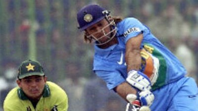 Watch: When MS Dhoni Hammered Pakistani Bowlers in Peshawar; Fans ...