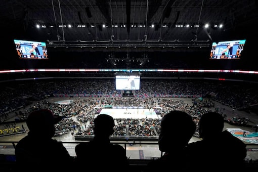 Golden State Warriors Rout San Antonio Spurs in Front of Record NBA ...