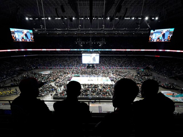 Golden State Warriors Rout San Antonio Spurs in Front of Record NBA ...