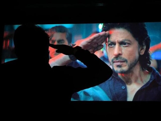 SRK Fan Salutes 'Pathaan' on Screen at Theatre, Here's the Story Behind ...