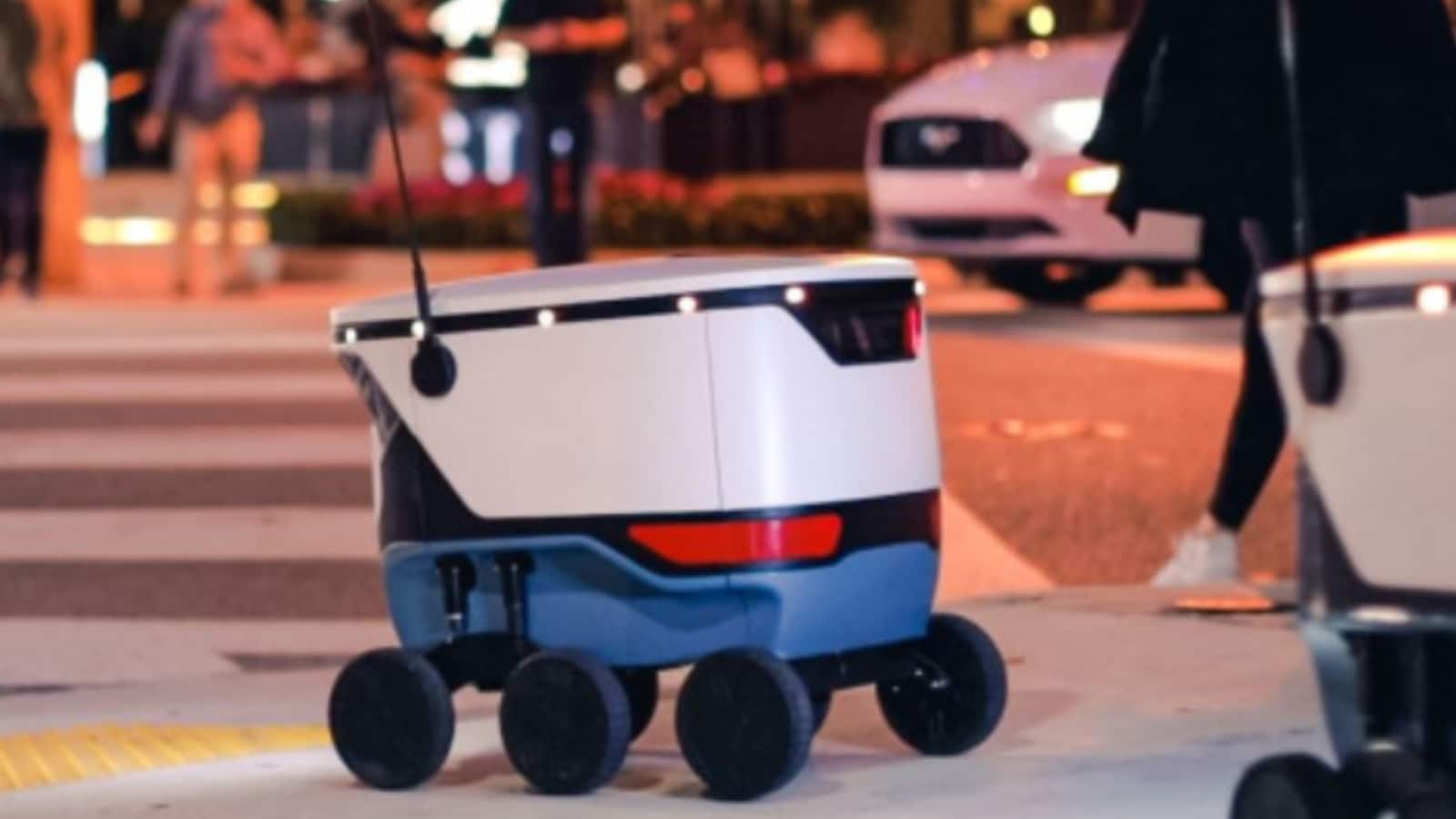 Black Mirror 2.0: Self-driving Robots are Now Delivering Hot Food to Customers in Miami | Buzz ...