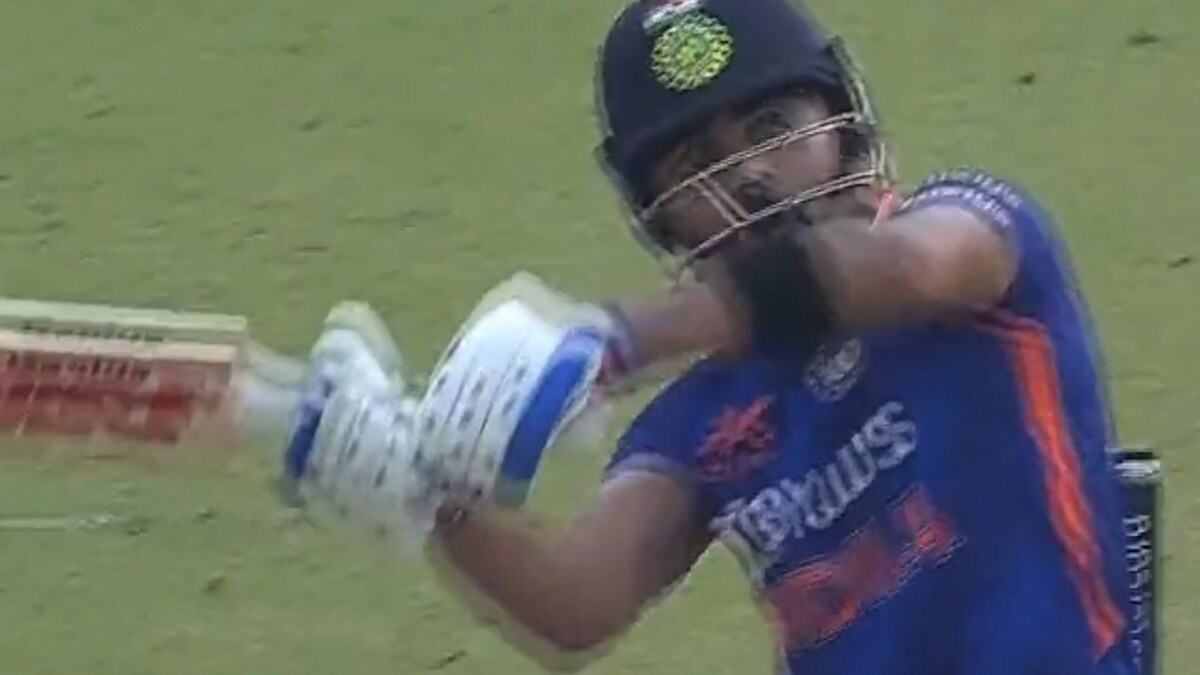 IND v SL: Virat Kohli Plays MS Dhoni's Helicopter Shot, Launches the ...