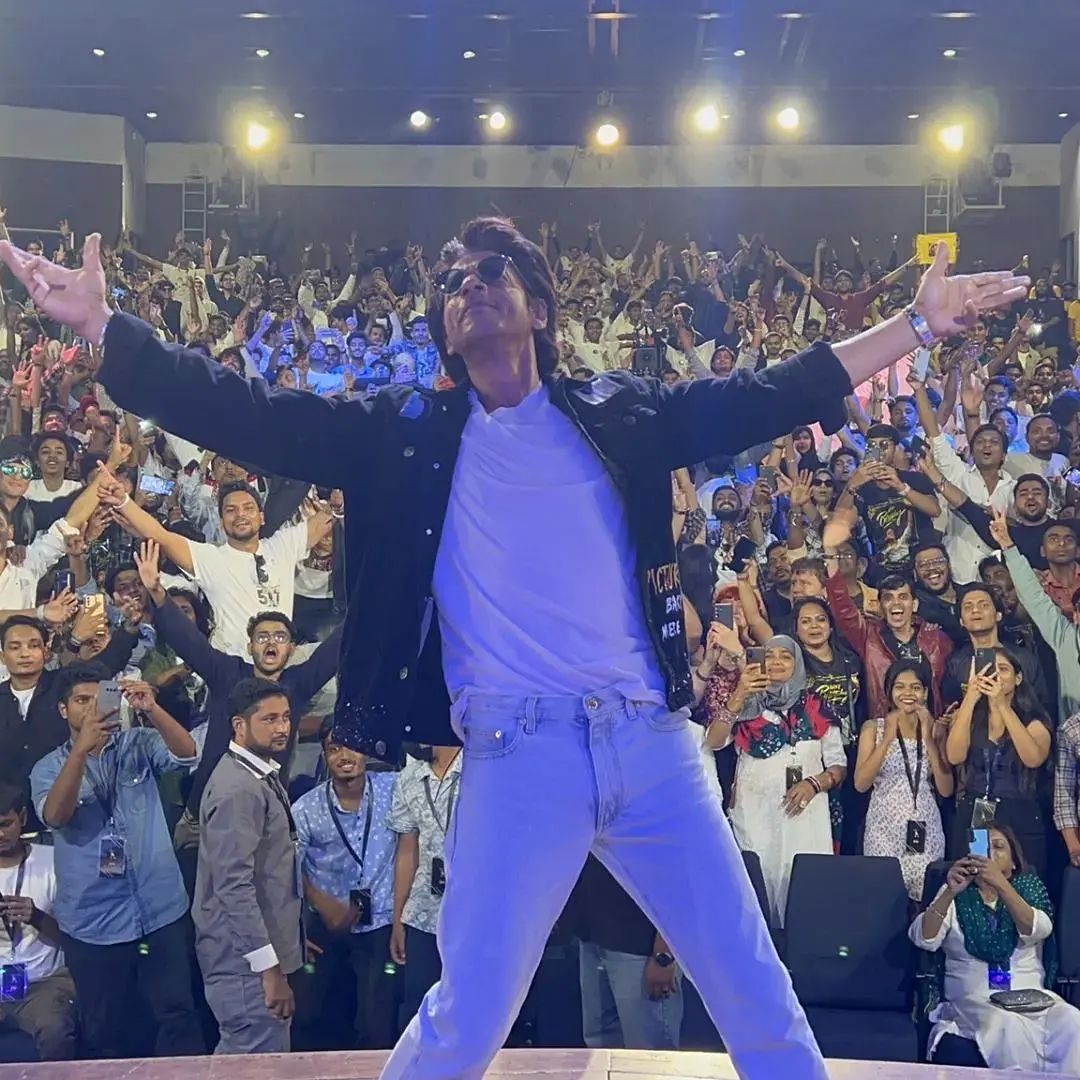 Shah Rukh Khan's Adorable Moment With Fan Goes Viral, Check Out The ...