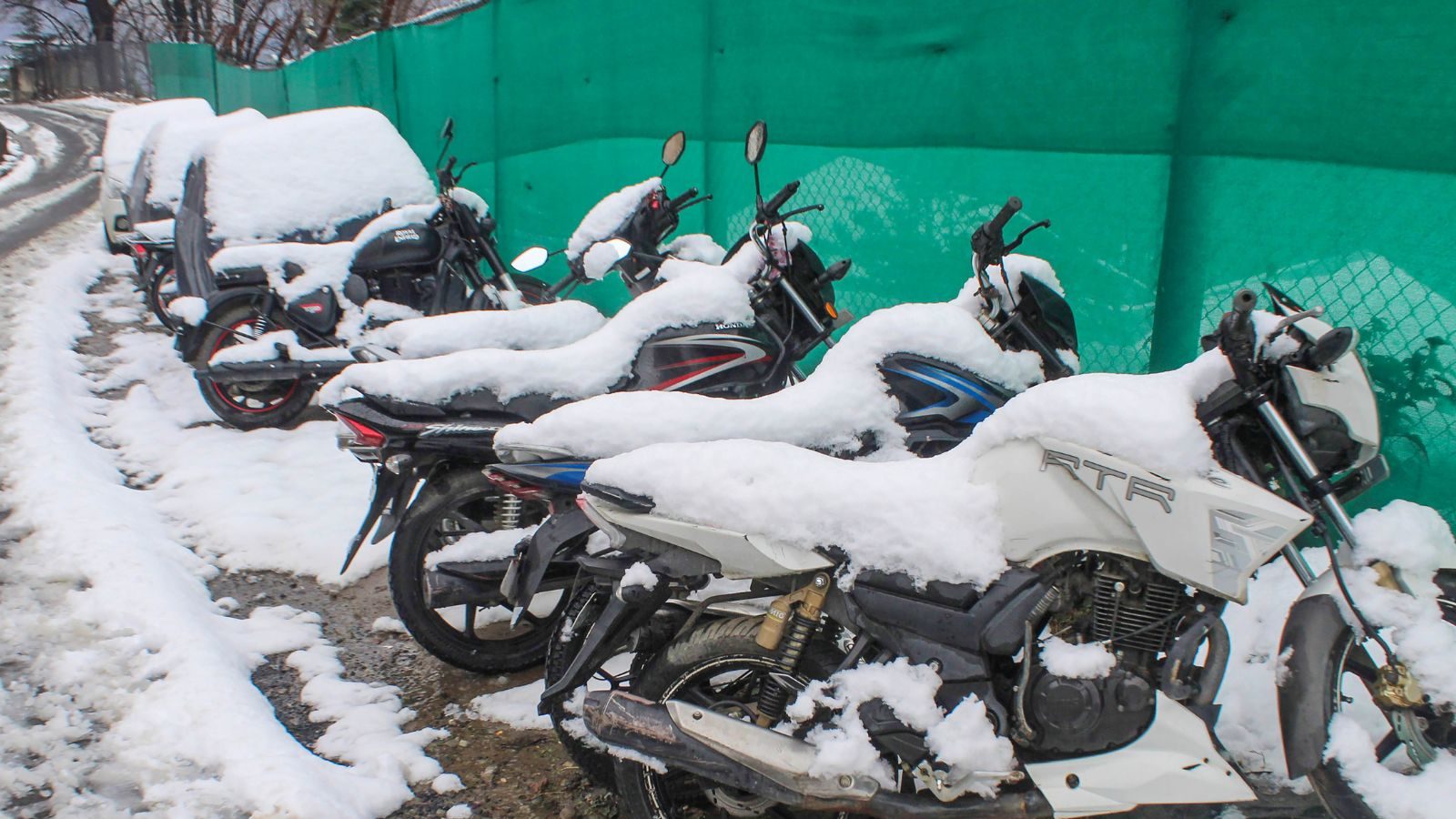 Snowfall, Rain in Hill States Lead to Closure of Roads; Min Temperature ...