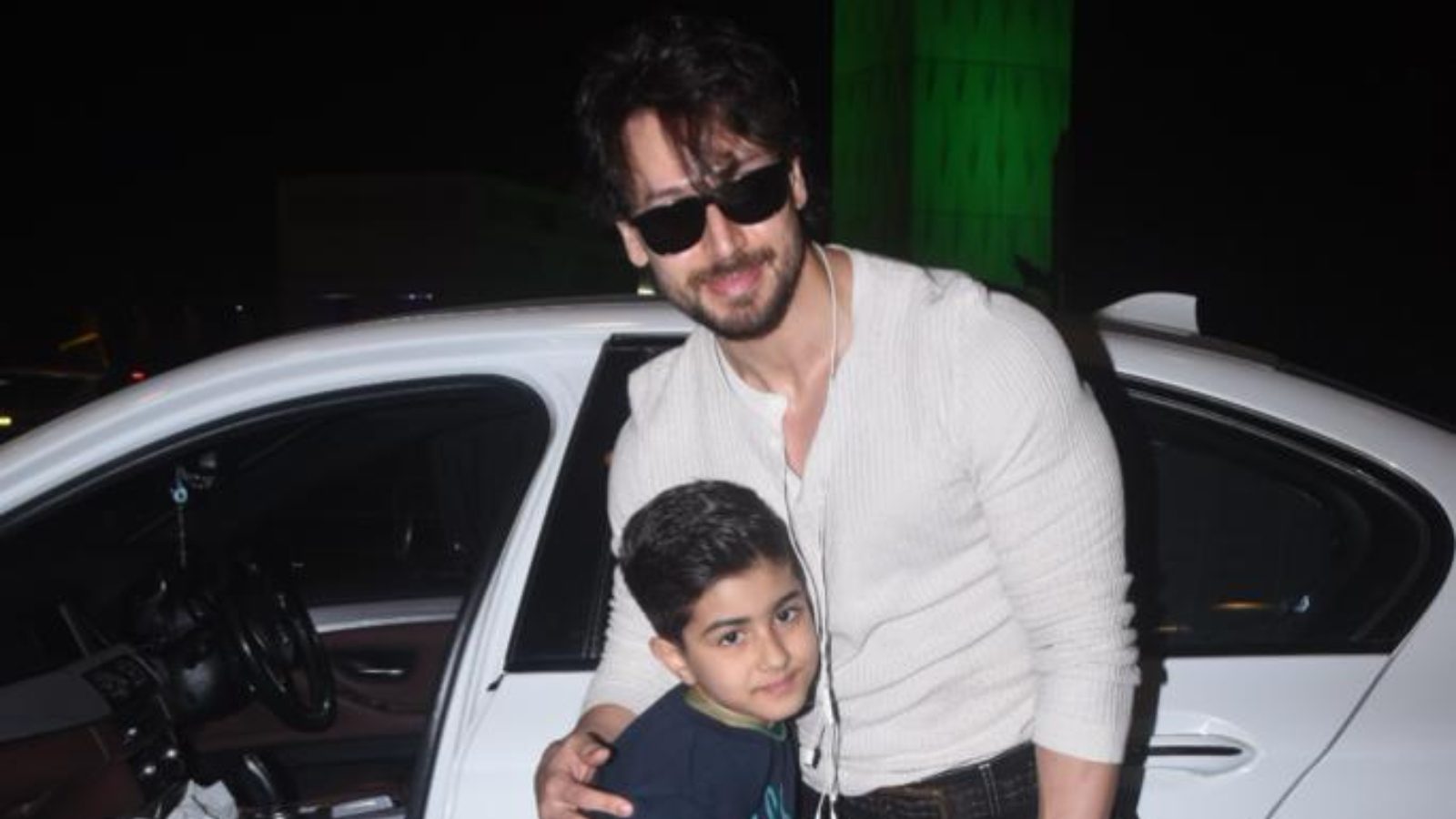 Tiger Shroff Caught In A ‘Lovely Moment’ With His Little Fan In Viral ...