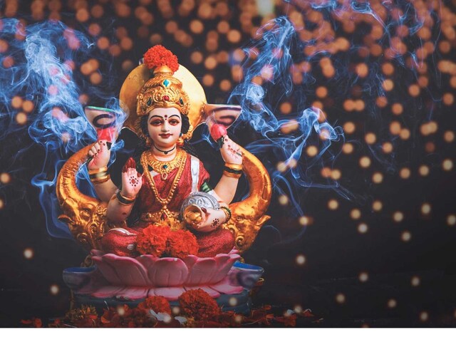 What Is The Correct Way To Place Goddess Lakshmi’s Photo Or Idol At ...