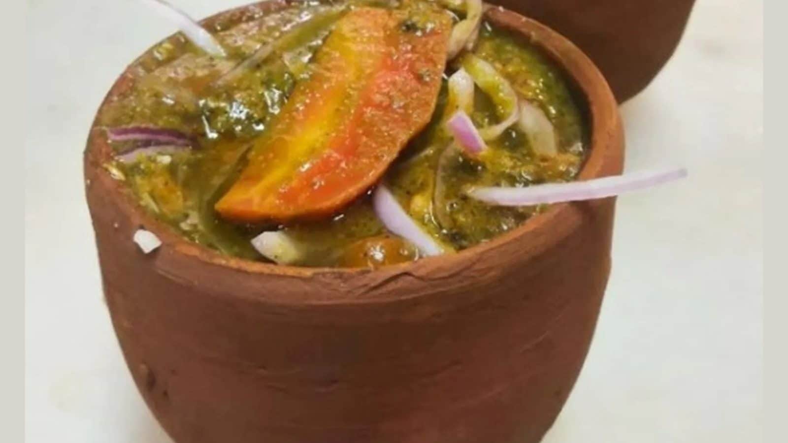 Leftover Dish? Influencer Eats ‘Palak Chole Chawal’ in a Wedding and ...