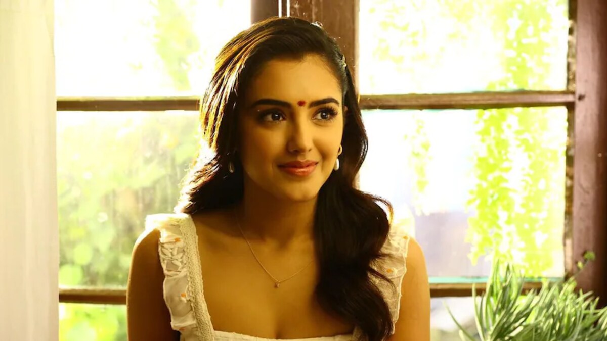 Malvika Sharma Looks Adorable In Sleeveless White Embroidered Dress ...