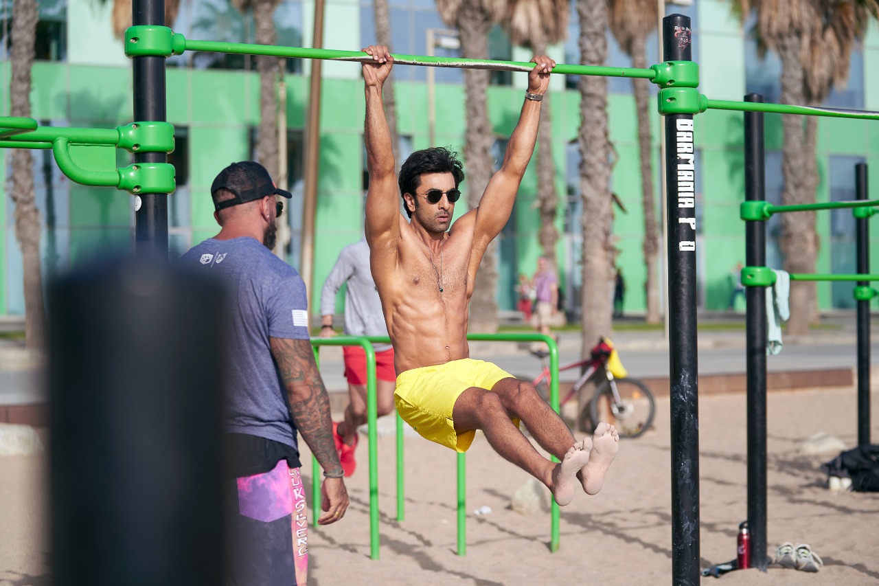 Ranbir Kapoor's Toned Hot Body in Stills From Tu Jhoothi Main Makkaar ...