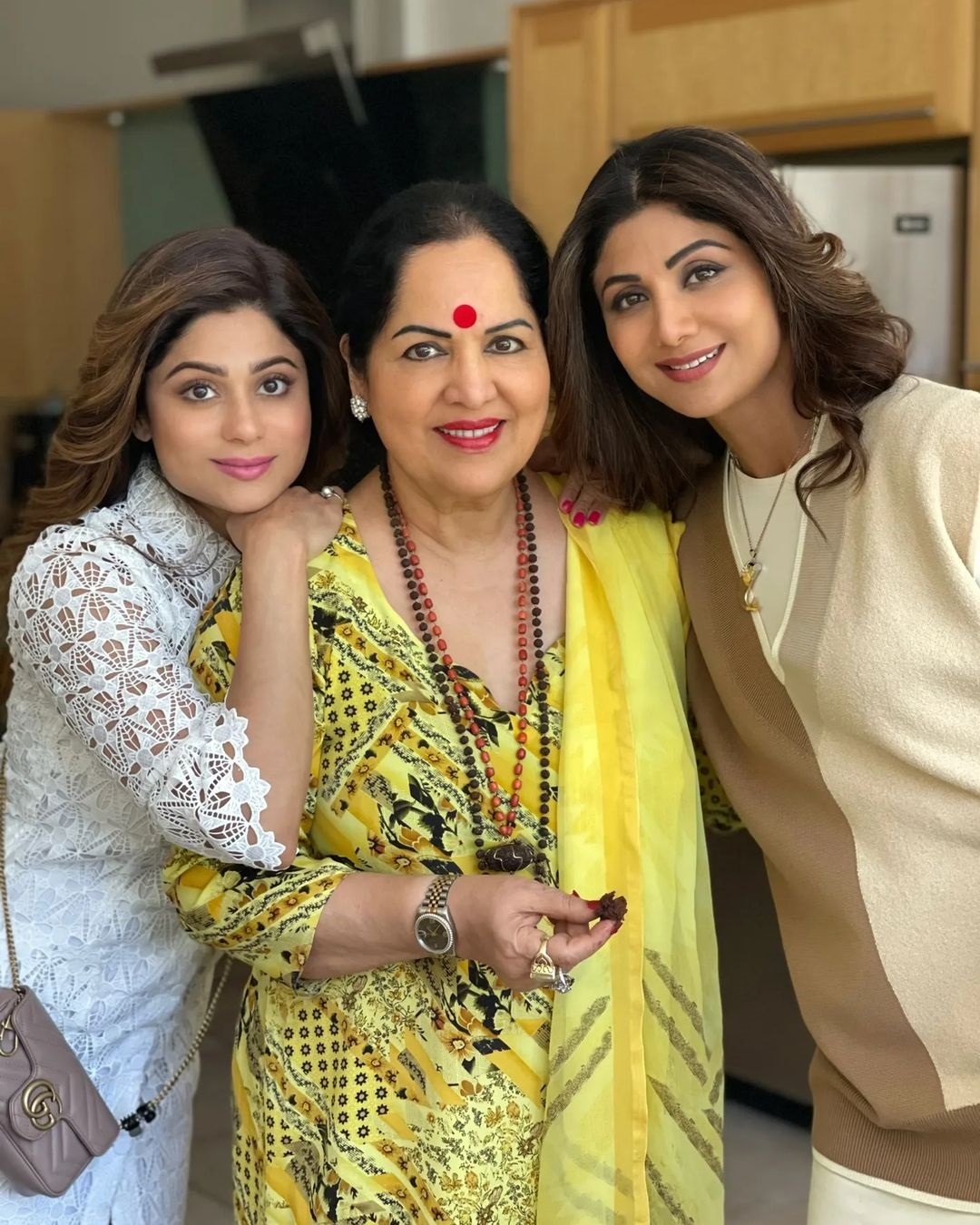 Birthday Girl Shamita Shetty and Shilpa Shetty are Spitting Images of ...