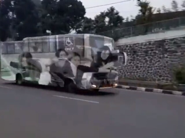 Dangerous Or Fake? This Ad Playing On A Bus Leaves Internet Speechless ...