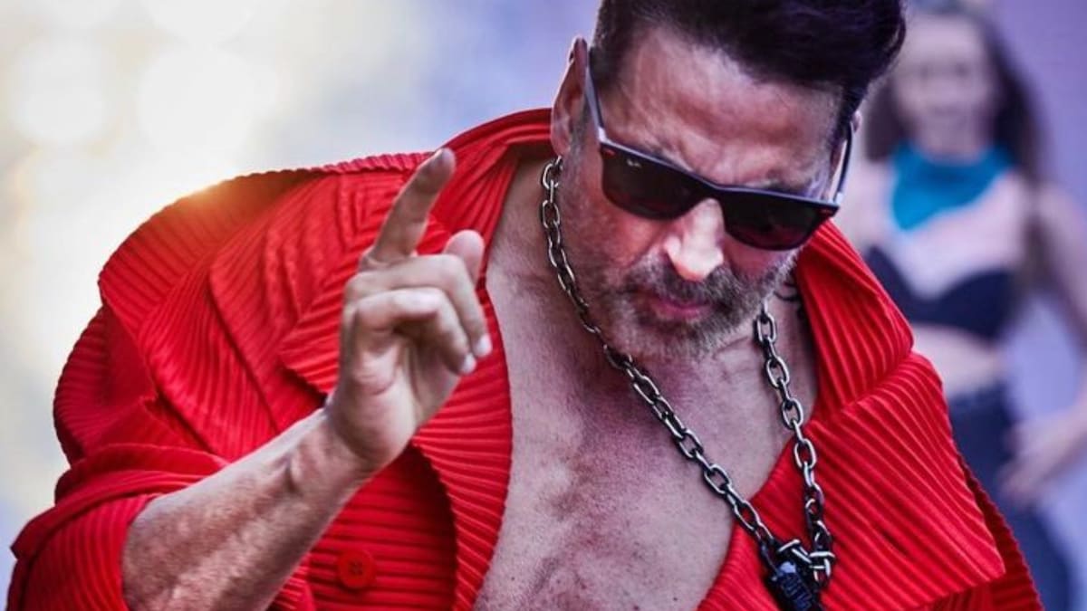 Akshay Kumar Has to Pretend to Be Sad While Travelling With His Female ...