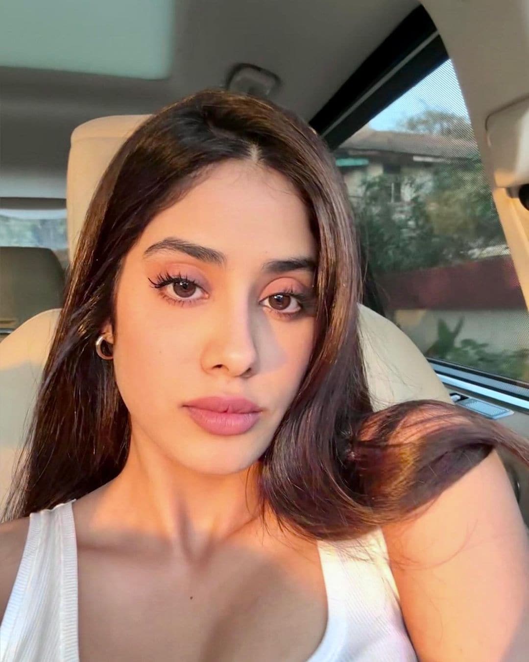 Janhvi Kapoor And Cousin Shanaya Kapoor Glow In Sun-kissed Selfies, See ...