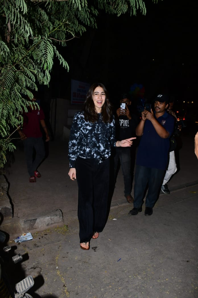 Shraddha Kapoor, Kiara Advani, Sidharth Malhotra, Hrithik Roshan, Kriti Sanon Among Celebrities ...