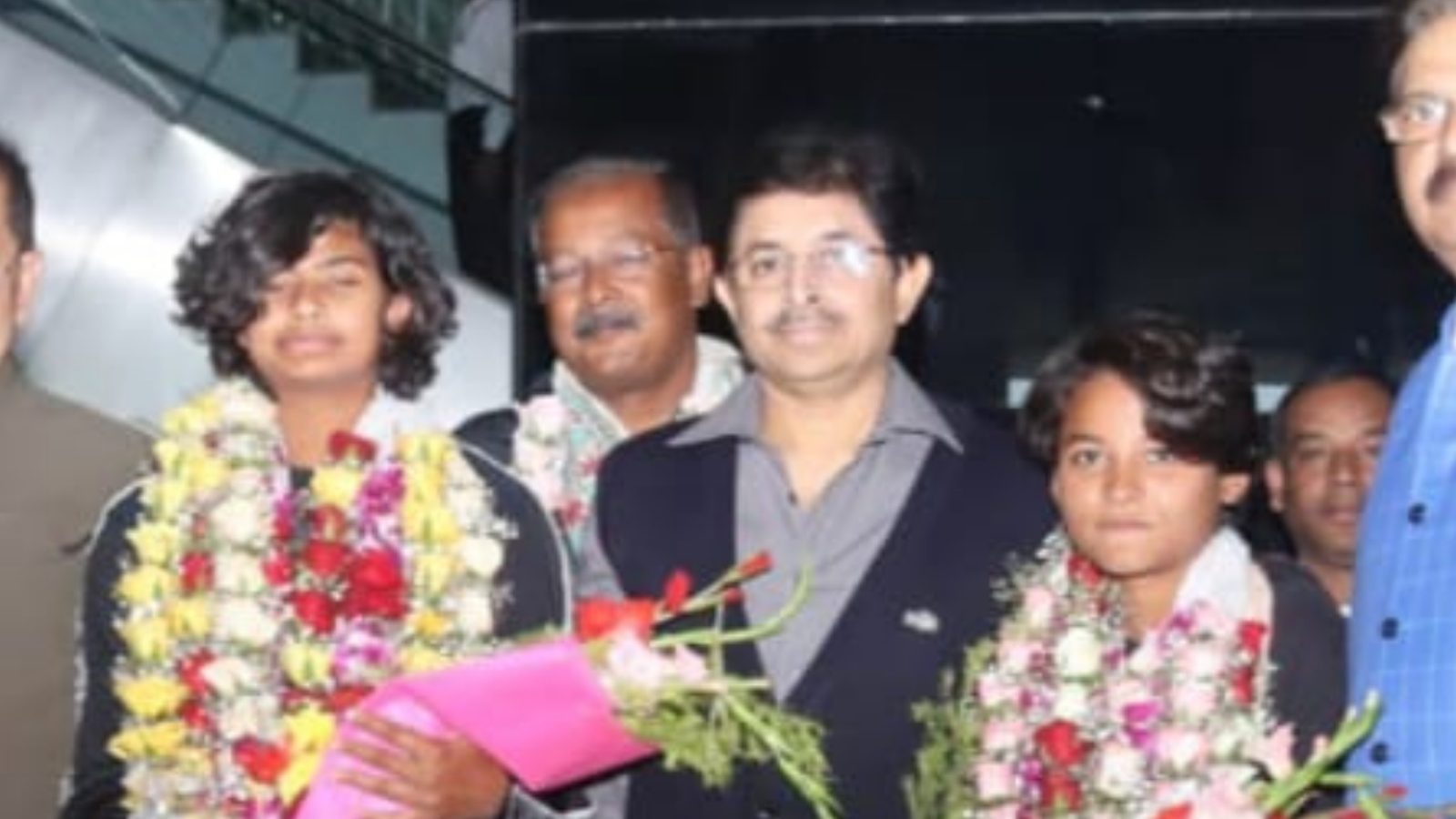U-19 World Cup-Winning Star Hrishita Basu Returns to Kolkata With Grand ...