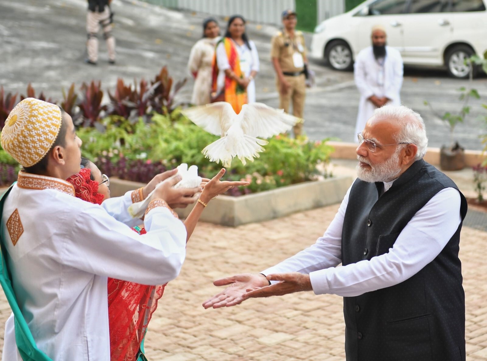 PM Modi Receives Warm Welcome from Dawoodi Bohra Community, Inaugurates ...