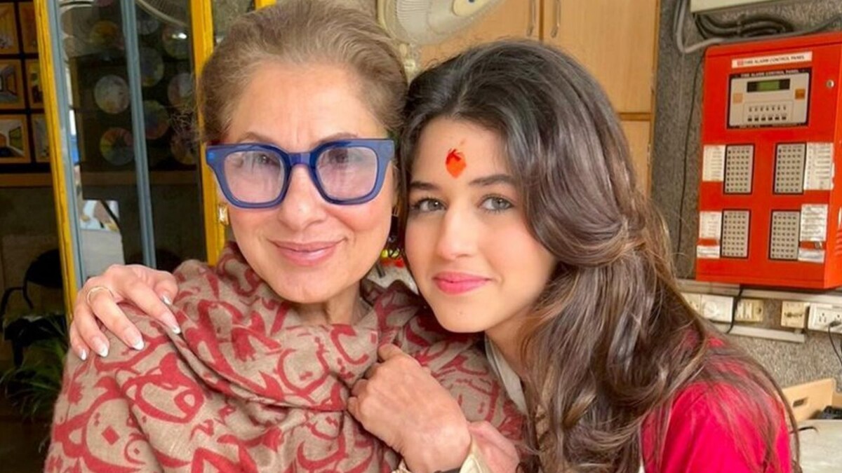 Dimple Kapadia Attends Granddaughter Naomika Saran's Graduation ...