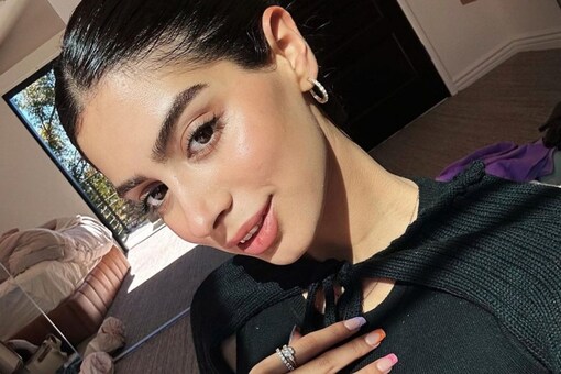 Khushi Kapoor Looks Drop Dead Gorgeous In Sunkissed Photos From Vacay ...