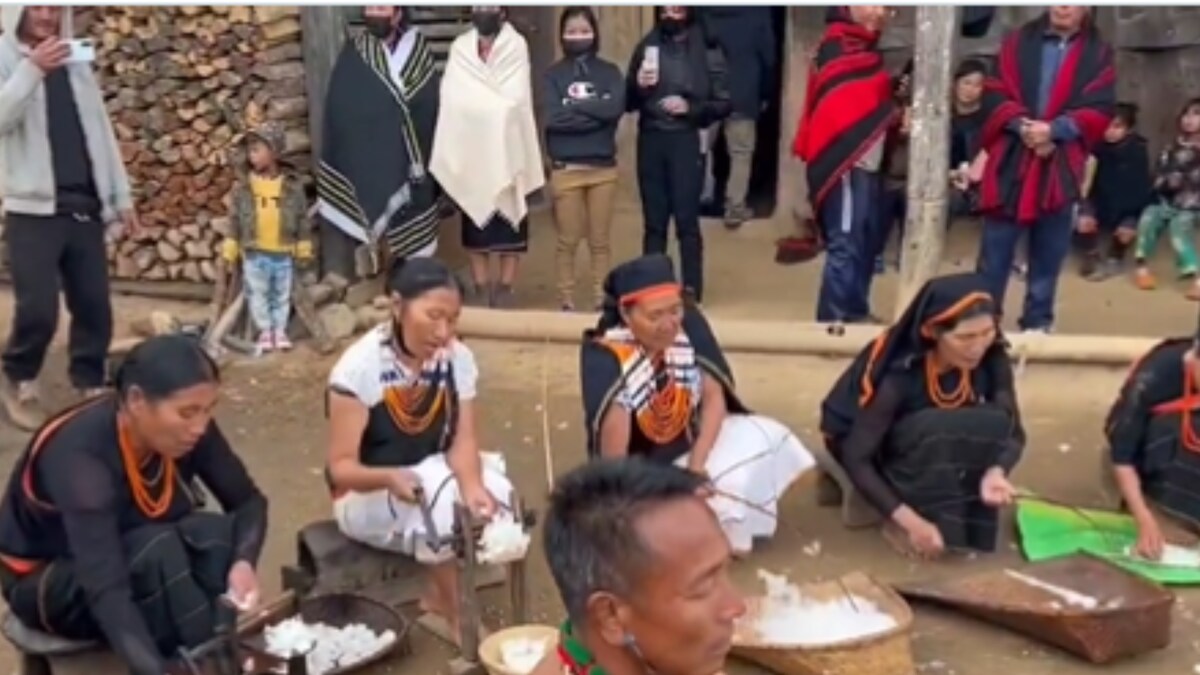 Kiren Rijiju Drops Video Of Naga Women Weaving Traditional Handloom ...