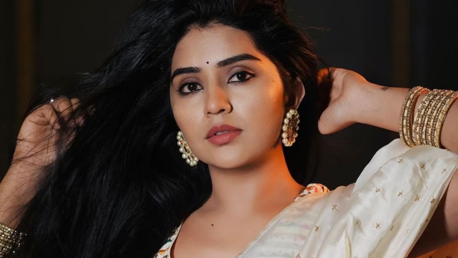 Megha Shetty Exudes Ethnic Vibes In White Saree, Fans Enthralled ...