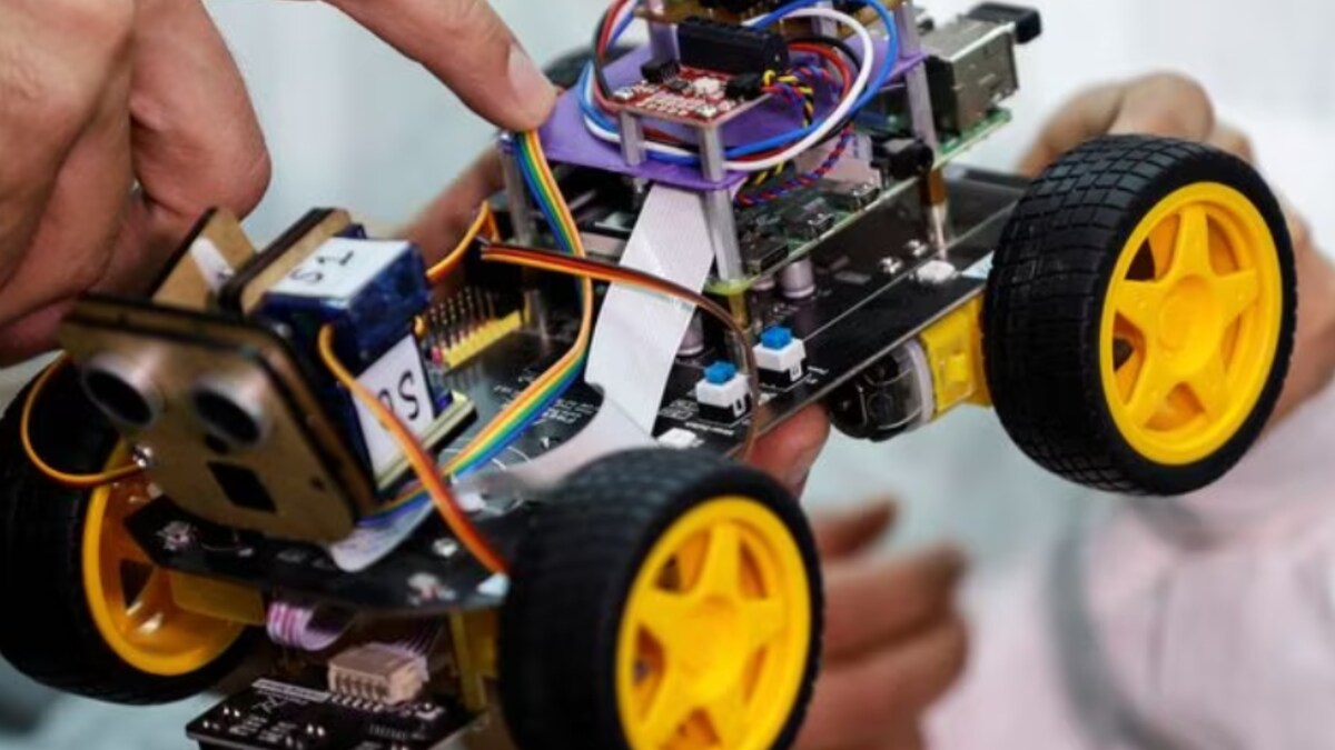 Israeli Scientists Develop Sniffing Robot With Locust Antennae - News18