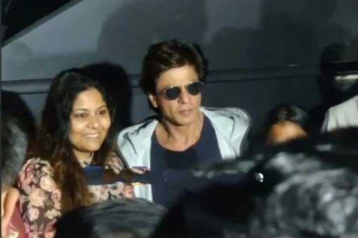 Shah Rukh Khan Looks Dapper In His Dunki Look While Greeting Fans In Pune