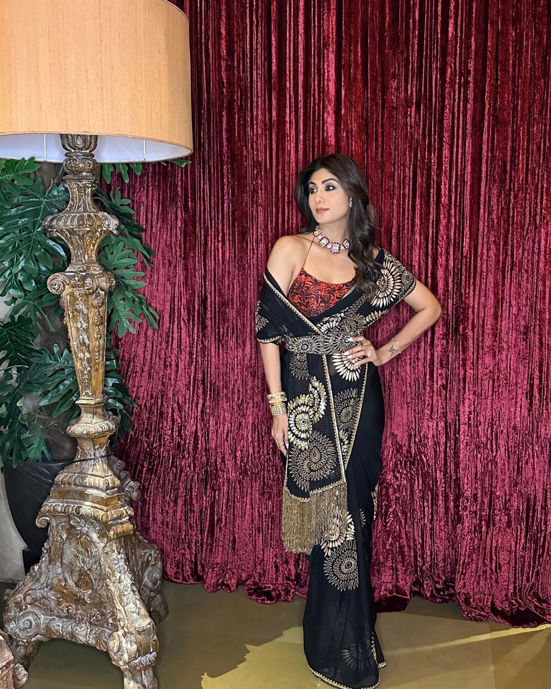 Shilpa Shetty Kundra Flaunts Curves In Pre-draped Sequin Saree, Check ...