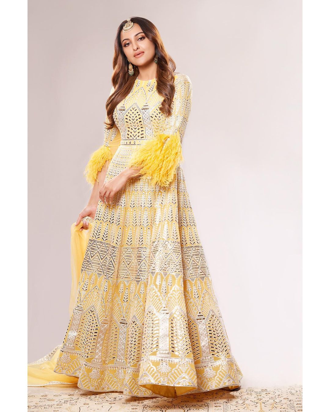 Sonakshi Sinha Stuns In Shimmery Blue Saree At Berlin Film Festival ...