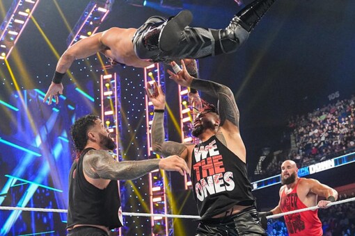 Wwe Smackdown Results The Usos Beat Ricochet And Braun Strowman To