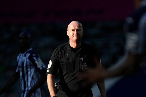 Lee Mason Leaves Referees' Body after VAR Error in Arsenal Game - News18