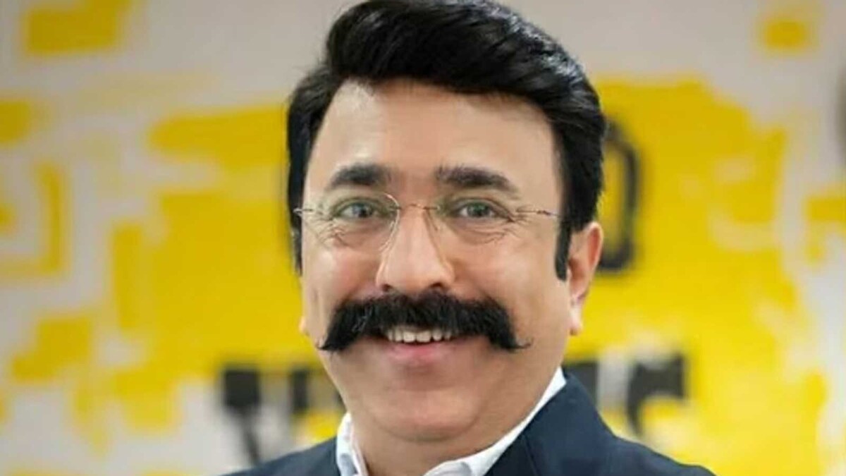 When A Fan Asked Haapus Fame Pushkar Shrotri To Click A Picture In ...