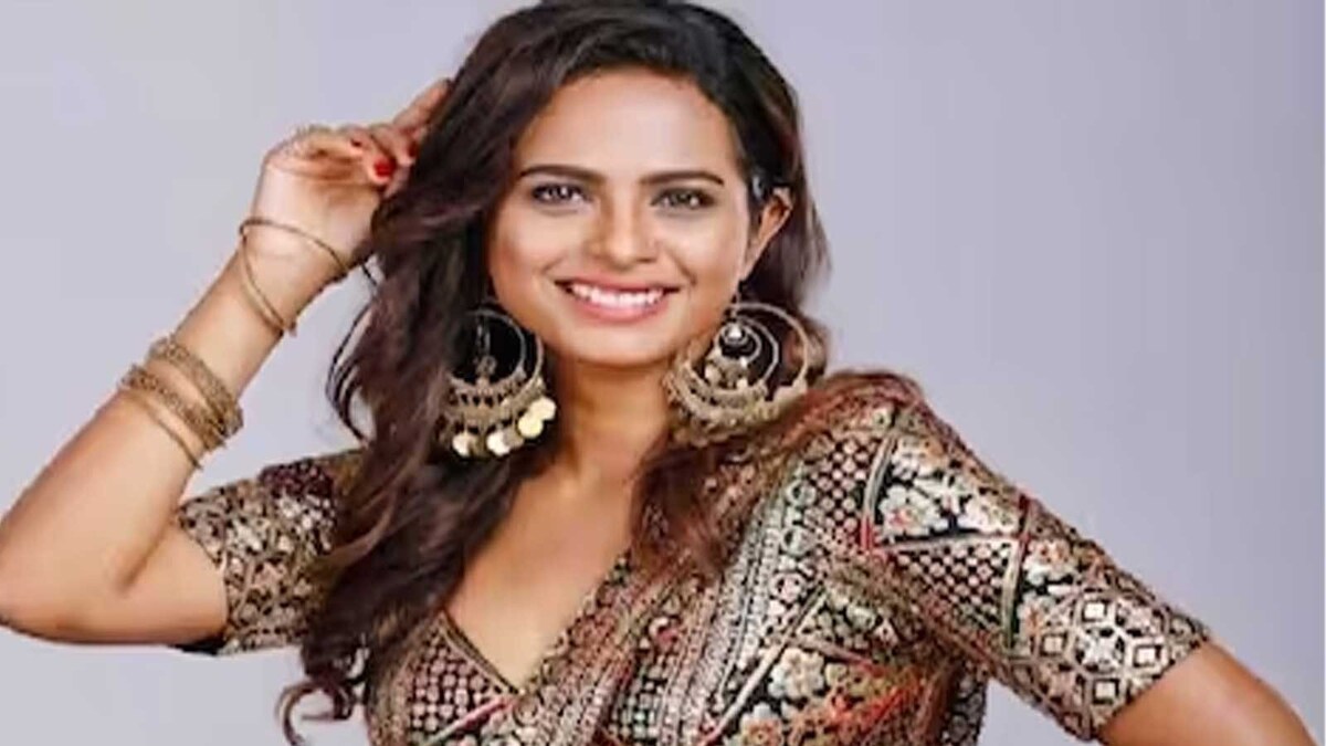 Amruta Dhongade Receives Custom-made Bigg Boss Marathi Trophy From Fan ...